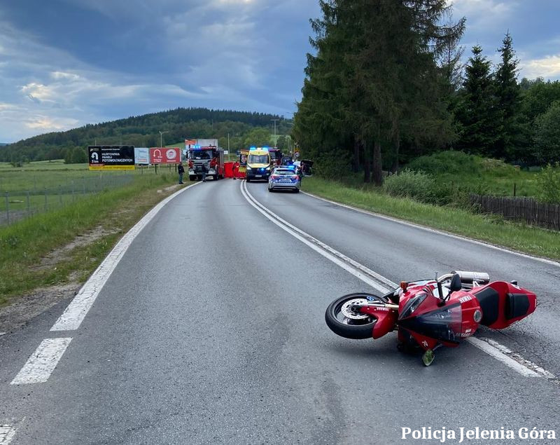 Śmiertelny wypadek z udziałem motocyklisty. Po wyprzedzeniu stracił panowanie nad pojazdem i ...